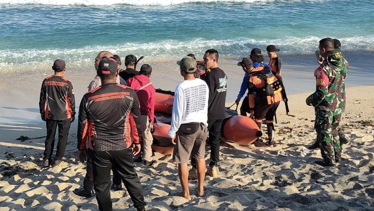 Pencarian Wisatawan Jabar yang Hilang di Pantai Lakey Terkendala Gelombang
