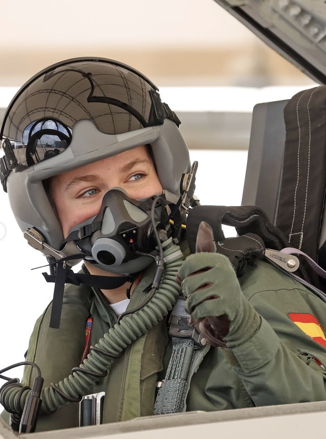 Potret Putri Leonor, Calon Ratu Spanyol Terbangkan Pesawat Tempur Militer