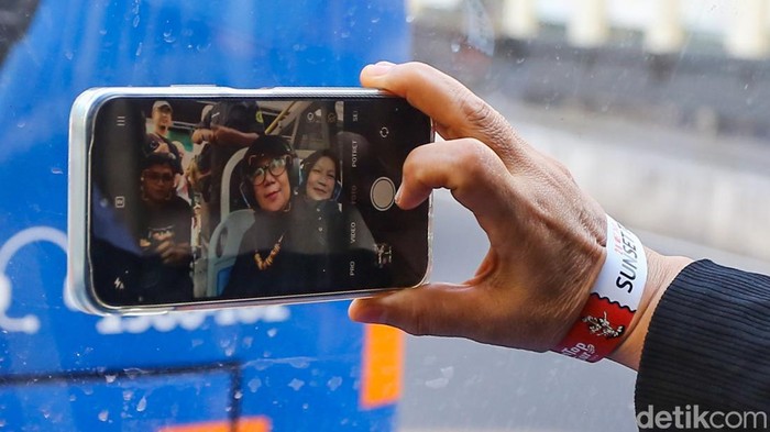 Serunya Lansia Nikmati Panorama Jakarta dari Bus Wisata Atap Terbuka
