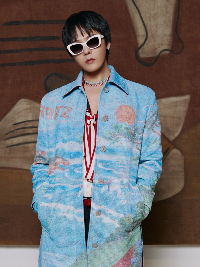 6 Gaya Flamboyan G-Dragon Pakai Mantel Wanita di Acara Chanel