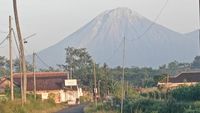 Gunung Semeru Erupsi 3 Kali Pagi Ini, Tinggi Letusan Capai 1.000 Meter