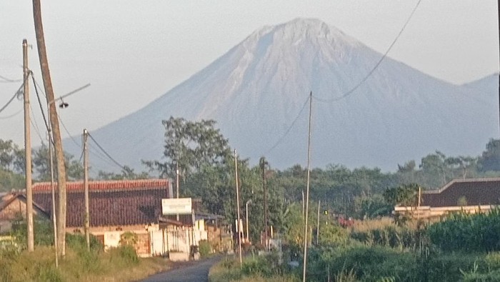 Semeru Kembali Erupsi, Luncurkan Awan Panas Guguran Sejauh 2,5 Km