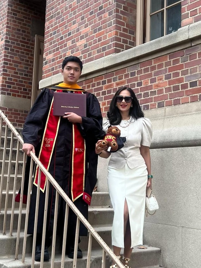 Diah Permatasari Bangga Lihat Anak Raih Gelar Master di USC