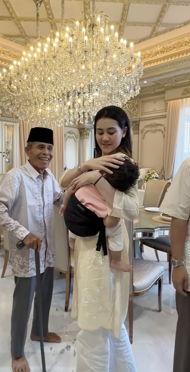 Gaya Keibuan Aaliyah Massaid Kumpul Bareng Gen Halilintar Sambil ...