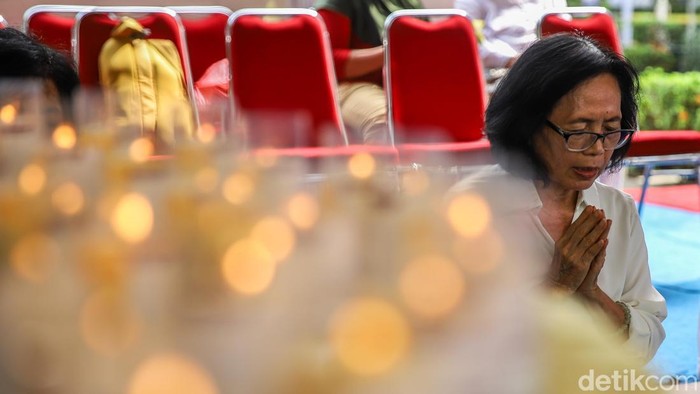 Khidmat Waisak di Jakarta, Umat Buddha Berdoa untuk Kedamaian