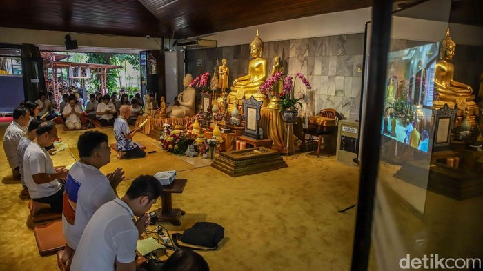 Khidmat Waisak di Jakarta, Umat Buddha Berdoa untuk Kedamaian