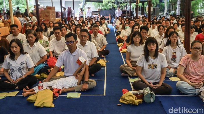Khidmat Waisak di Jakarta, Umat Buddha Berdoa untuk Kedamaian