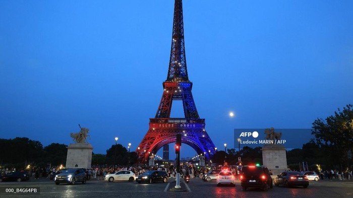 Menara Eiffel Bersinar Biru-Merah, Pesta Juara PSG di Paris Diwarnai ...