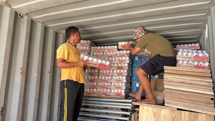 Polisi Sita 2.400 Kaleng Bir-336 Botol Arak Ilegal di Kontainer WNA ...