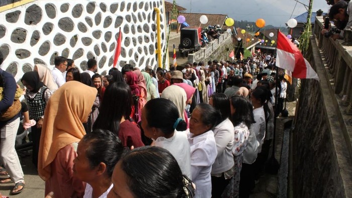 Adem! Warga Thekelan Semarang Mengular Ucapkan Selamat Waisak-Saling ...