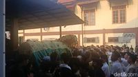Doa dan Air Mata Iringi Pemakaman KH Adib Rofiuddin di Buntet Cirebon