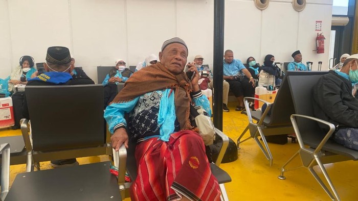 Suka Duka Mbah Sarjo Naik Haji: Tumbang di Arafah, Pulang Bawa Boneka Unta