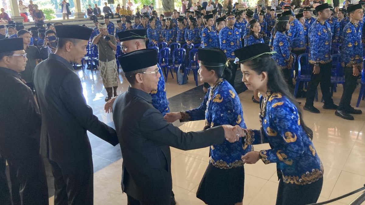 Bupati Klungkung Minta PNS Lebih Peka Dengar Keluhan Warga