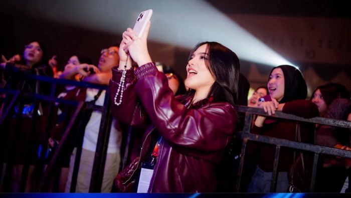 Davina Karamoy dari Nonton Sampai Naik Pentas Saat Ardhito Pramono Manggung