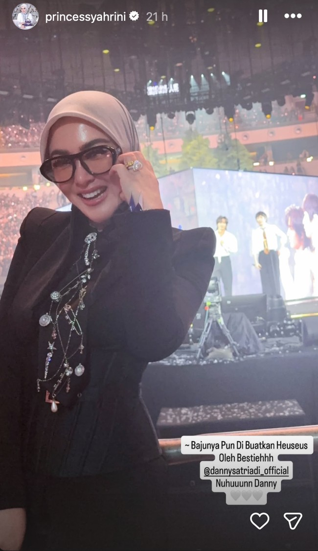 Gaya Para Artis Nonton Konser F4 di Jakarta, Syahrini Tampil Total ...