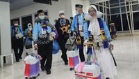 391 Jemaah Haji Kloter 1 Debarkasi Makassar Tiba di Bandara Sultan ...