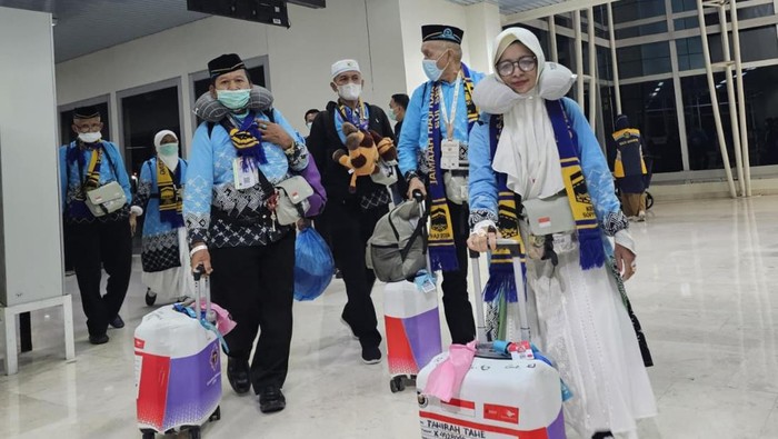 391 Jemaah Haji Kloter 1 Debarkasi Makassar Tiba di Bandara Sultan ...