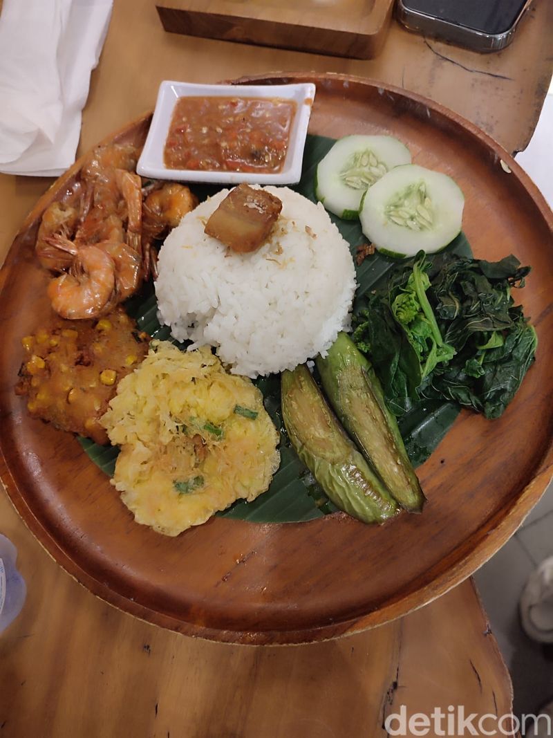 Mencicipi Sedapnya Rujak Soto dan Pecel Pitik di Titik Nol Banyuwangi