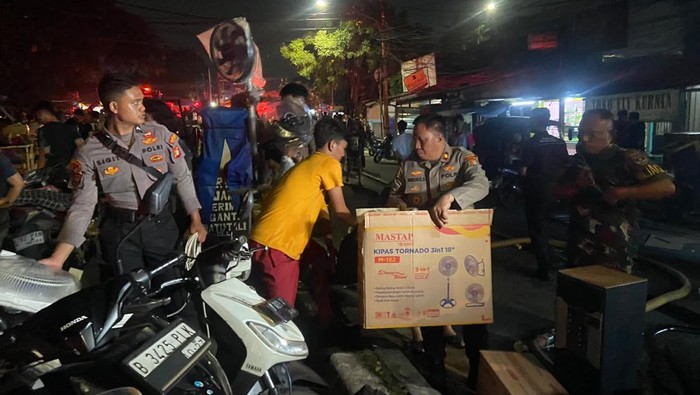 Momen Polisi Bantu Selamatkan Barang-barang Korban Kebakaran di Kemayoran