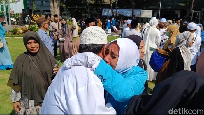 Tangis Haru Warnai Kedatangan 312 Jemaah Haji Kloter 5 di Kota Probolinggo