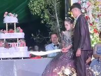 Viral Pengantin Potong Kue Pernikahan Bukan Pakai Pisau Tapi Pedang