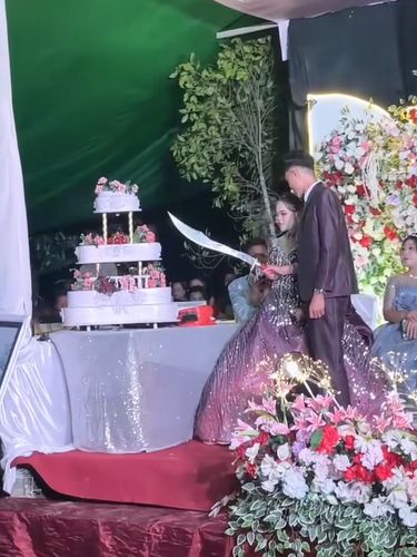 Viral Pengantin Potong Kue Pernikahan Bukan Pakai Pisau Tapi Pedang