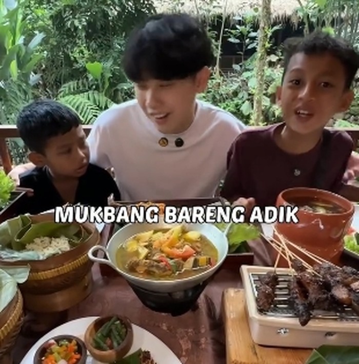 Sederhana! Willie Salim Makan Pecel Lele hingga Traktir Makan Adik Angkat