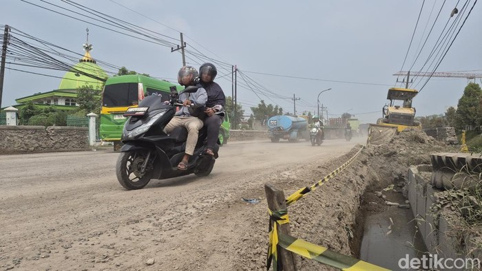 Debu Proyek Pelebaran Jalan Mojotengah Gresik Dikeluhkan Warga-Pengendara