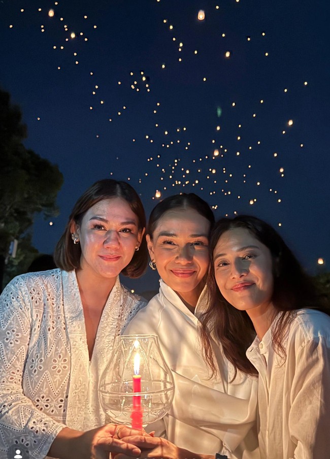 Gaya Kompak Geng Cinta 'AADC' Ikut Festival Lampion di Candi Borobudur