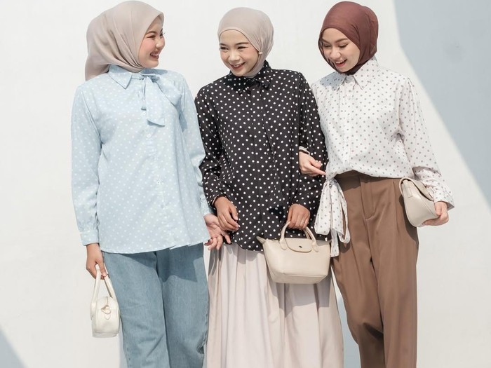 6 Ide Padu Padan Hijab dan Kemeja Polkadot yang Tren Lagi