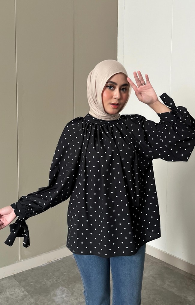 6 Ide Padu Padan Hijab dan Kemeja Polkadot yang Tren Lagi