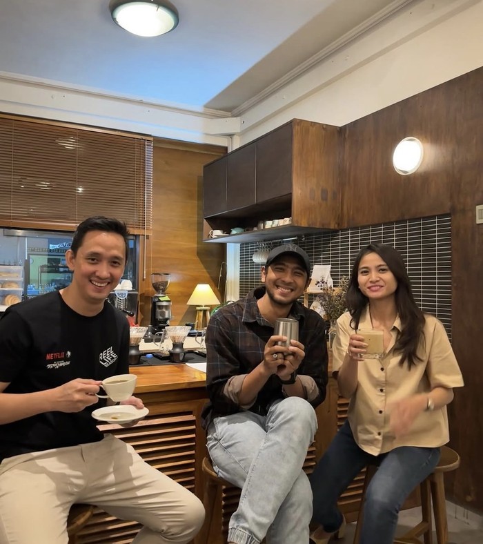 Intip Potret Seru Acha Septriasa saat Jajan Matcha hingga Kopi di Kafe