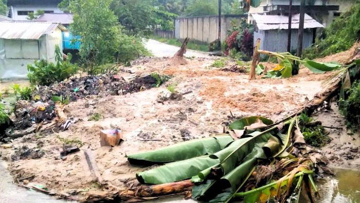 Lahan Kosong di Tarakan Longsor Akibat Hujan, Jalan Tertimbun Lumpur 2 ...