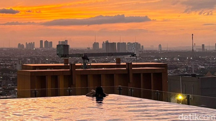 Potret Sunset dan City Light Surabaya dari 28th Sky Beach Club The ...