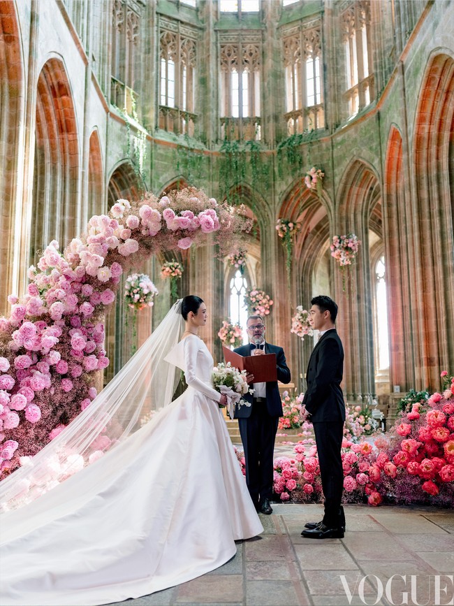 Potret Gaun Pengantin Menantu Raja Judi, Viral Disebut Lebih Indah dari ...