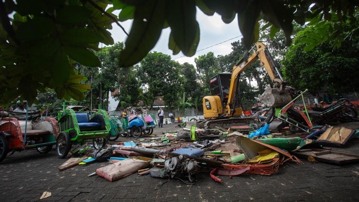 Puluhan Bentor Dimusnahkan, Diganti Becak Listrik