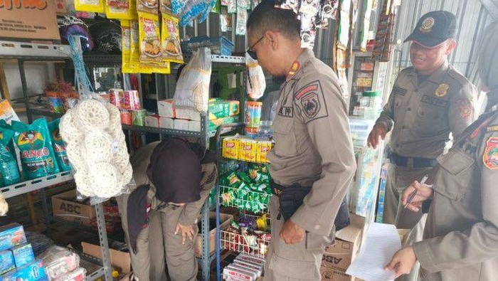 Razia Perda Minol, Satpol PP Kobar Bongkar Gudang Arak Isi Puluhan ...