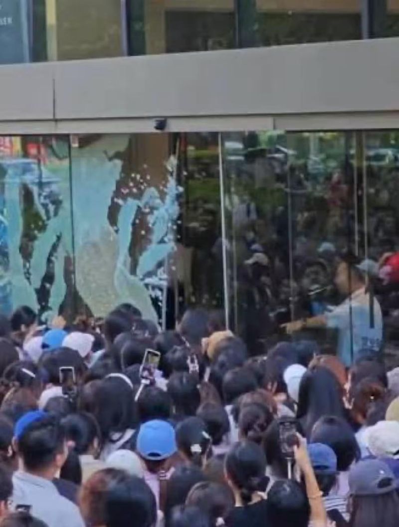 Popularitas Zhang Linghe Bikin Kaca Mall Pecah, Fans Terluka Diberi ...