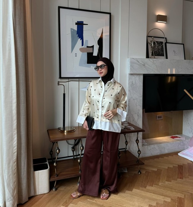 6 Ide Padu Padan Hijab dan Kemeja Polkadot yang Tren Lagi