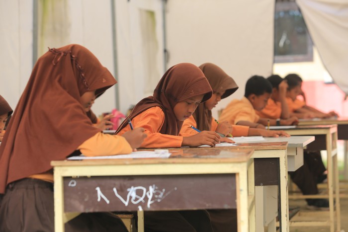 Miris! Puluhan Sekolah di Aceh Masih Belajar di Tenda Darurat, Begini ...