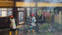 Rumah di Cirebon Ludes Terbakar, Petugas Damkar Terluka