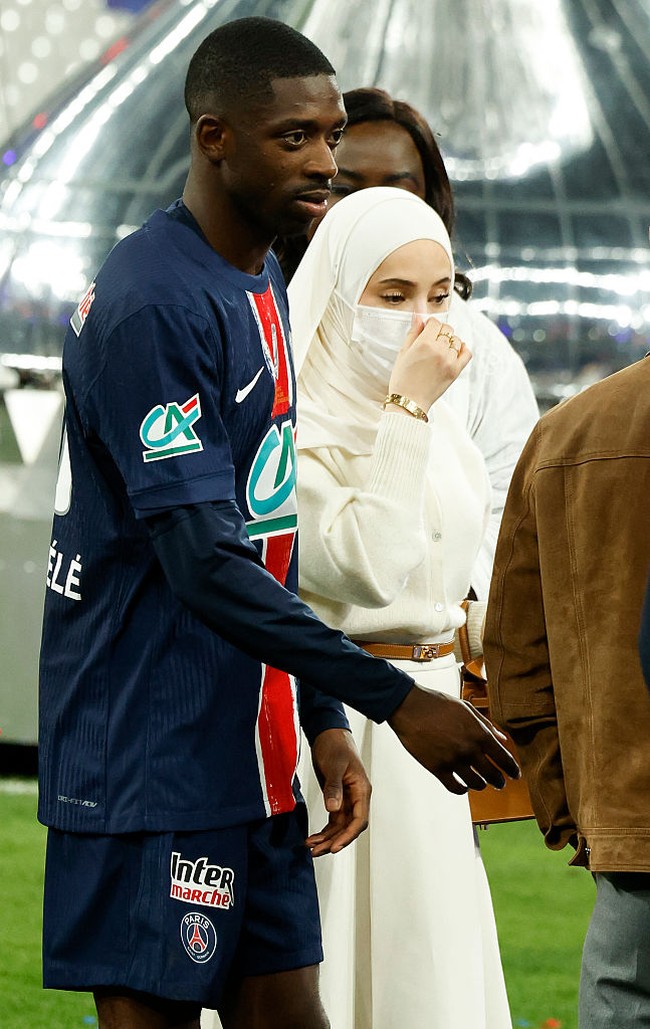 Tutup Wajah Pakai Masker, Ini Sosok Hijabers Istri Dembele di Pesta ...