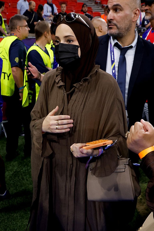 Tutup Wajah Pakai Masker, Ini Sosok Hijabers Istri Dembele di Pesta ...