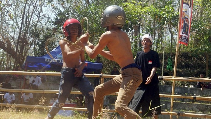 Adu Cambuk Demi Turunnya Hujan, Tradisi Tiban Sedot Perhatian Warga ...