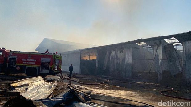 Pabrik Kayu di KIC Semarang Terbakar Pagi Ini