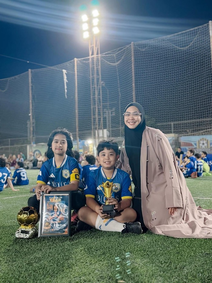 Khadeejah Putri Oki Setiana Dewi Raih Player of the Year Sekolah Bola ...