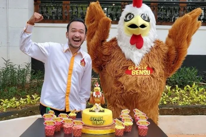 Momen Ruben Onsu Mukbang Geprek Bensu yang Cabangnya Sisa Dua di Jakarta