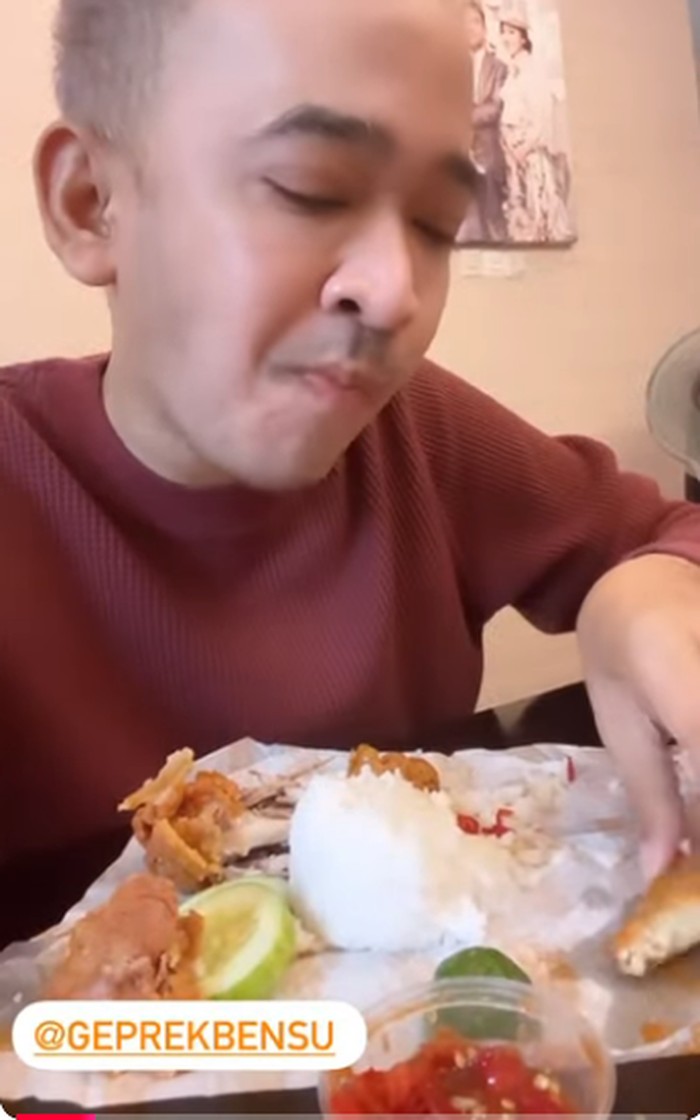 Momen Ruben Onsu Mukbang Geprek Bensu yang Cabangnya Sisa Dua di Jakarta