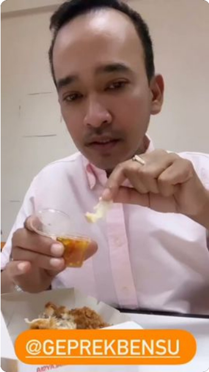 Momen Ruben Onsu Mukbang Geprek Bensu yang Cabangnya Sisa Dua di Jakarta