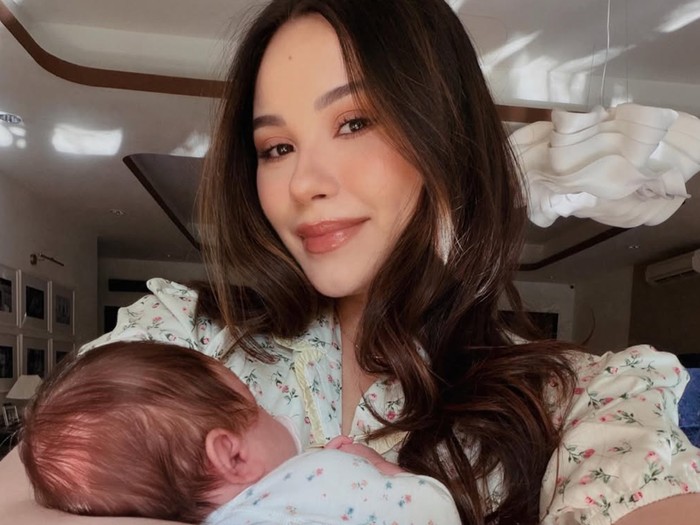 Gaya Alyssa Daguise Momong Baby Soleil, Pakai Perhiasan Rp 1,2 M